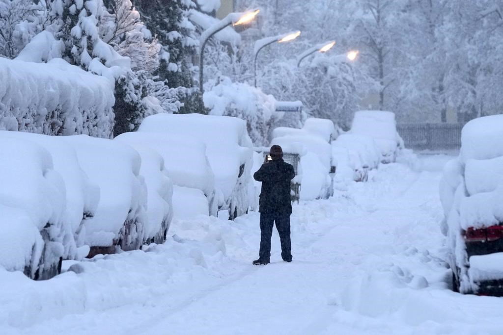 A snowstorm brings Munich airport to a standstill and causes travel ...