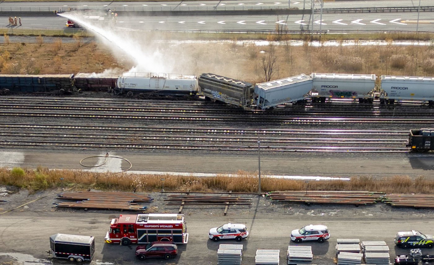 Train derailment and spill near Montreal leads to confinement order