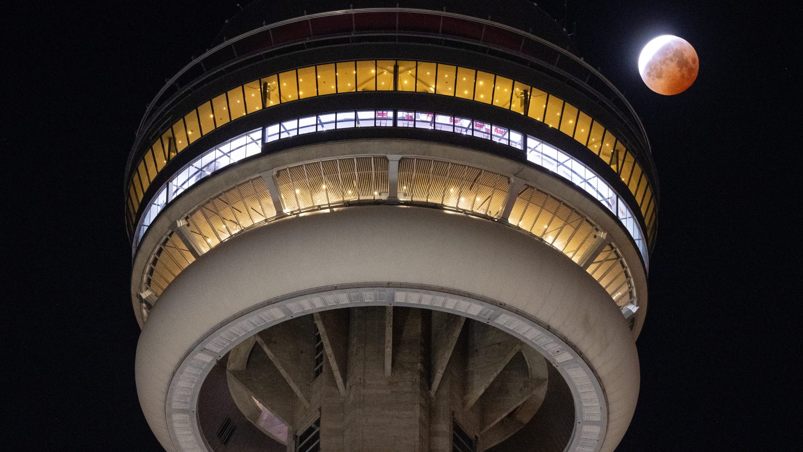 Total lunar eclipse last night in photos