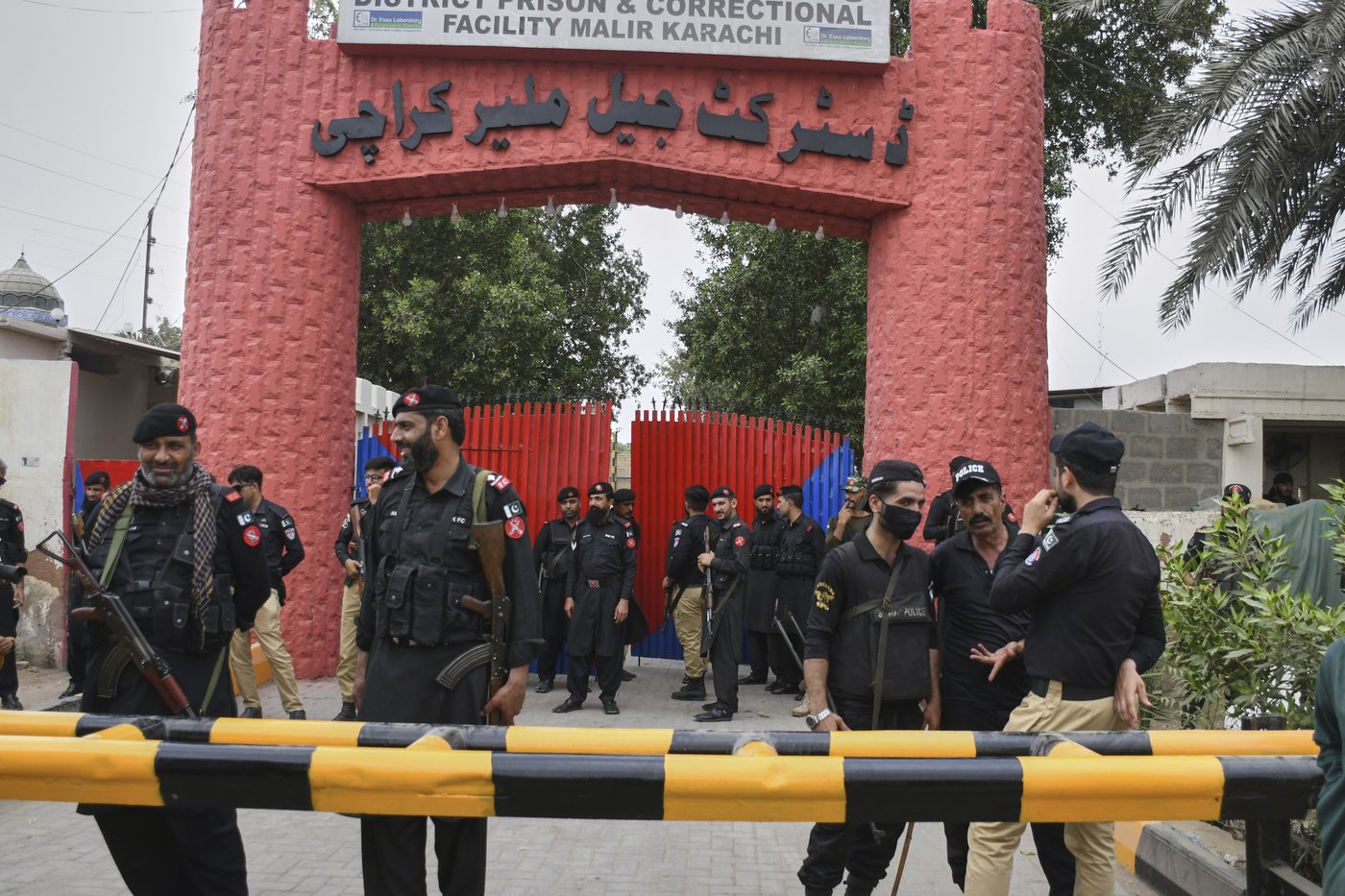Over 100 inmates escape and 1 is killed as a quake prompts the ...