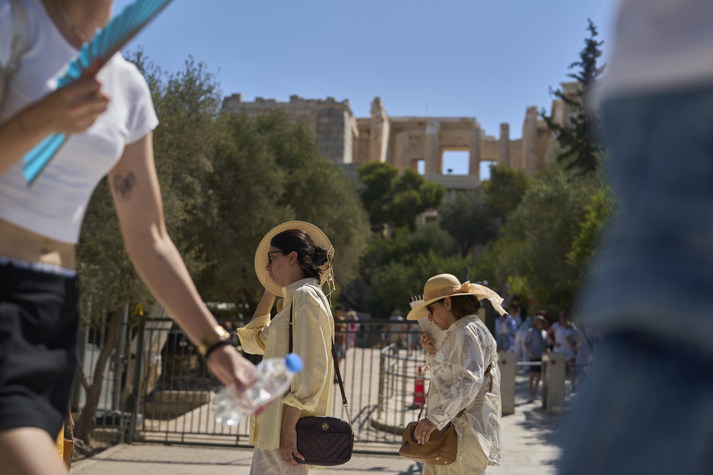 Greece shuts the Acropolis due to high temperatures