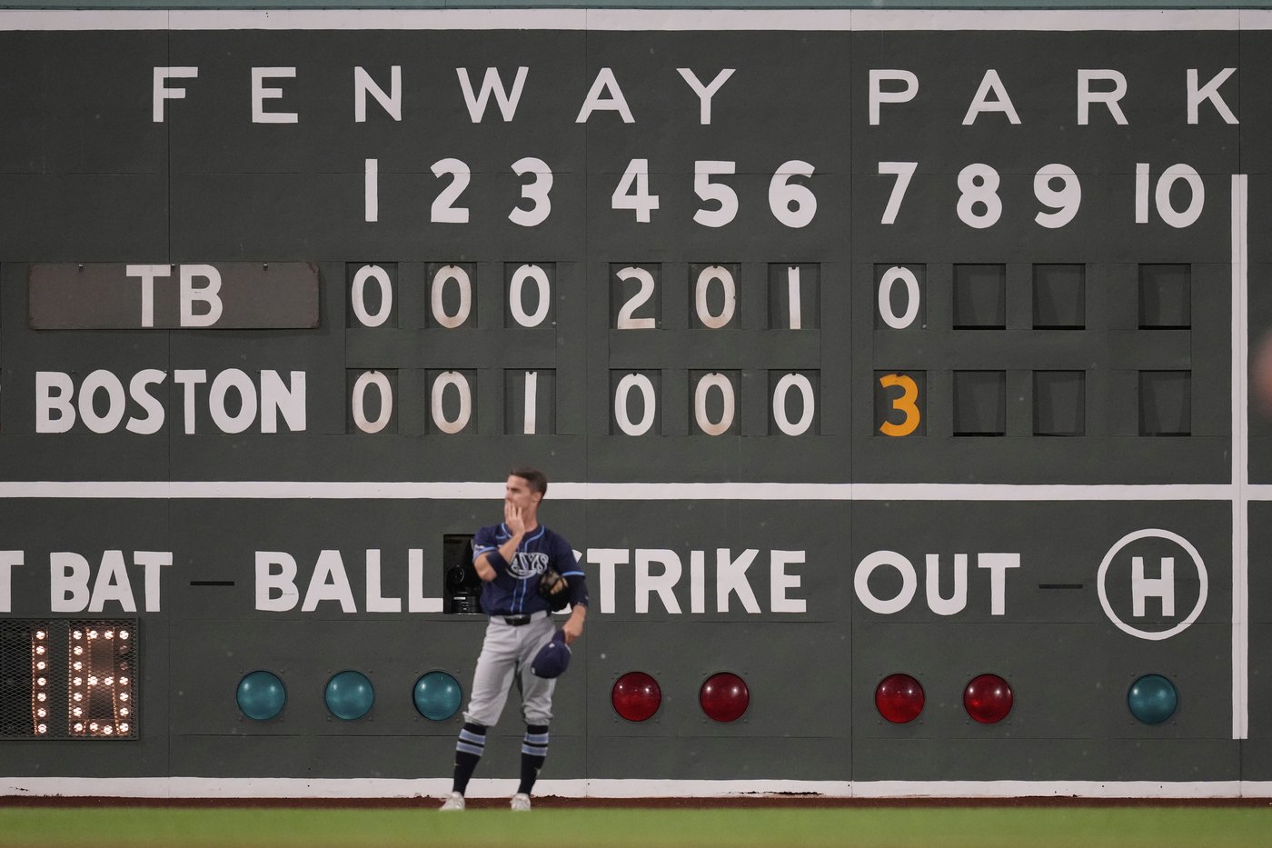 Beer and food workers on strike at Fenway for homestand between Dodgers ...